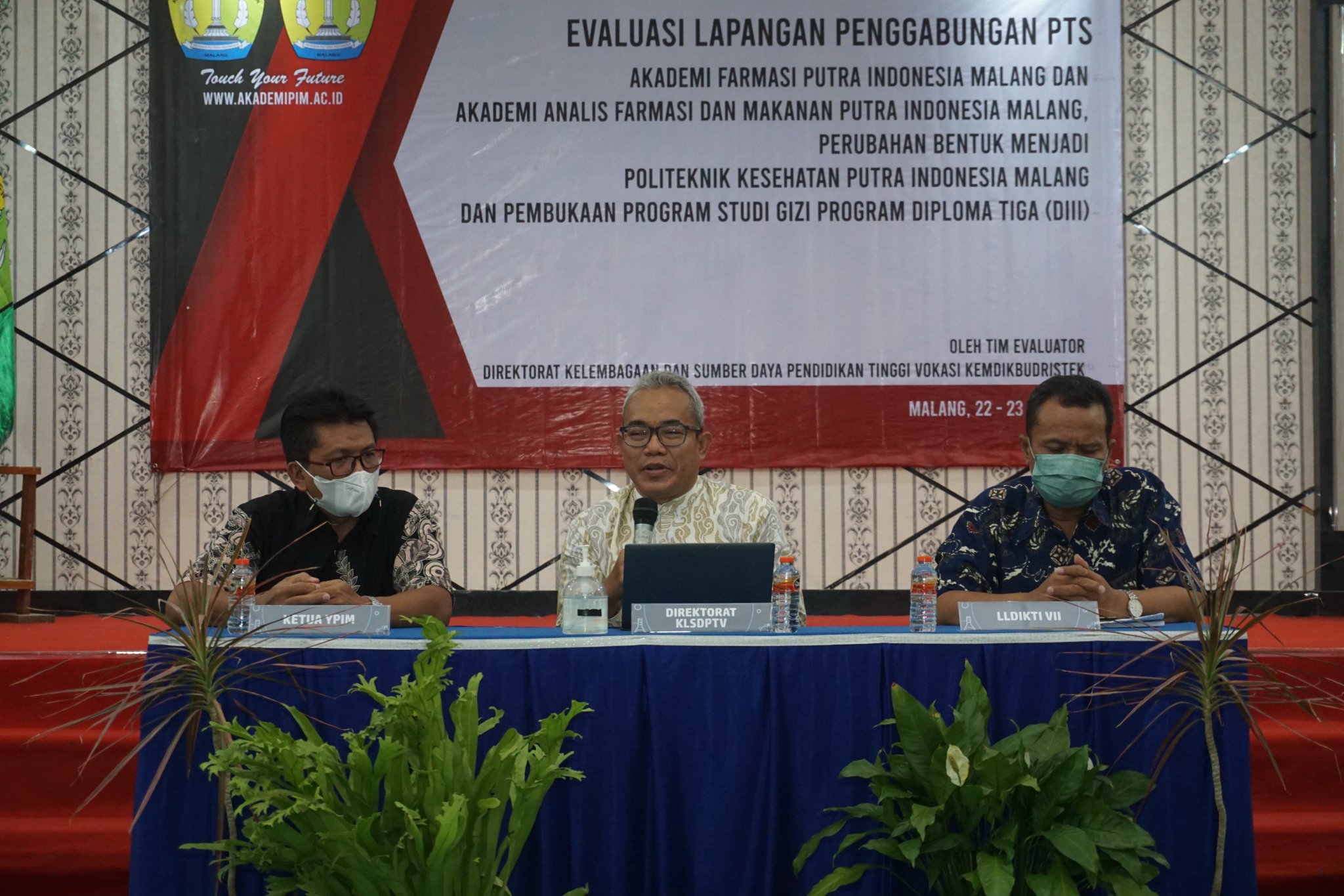 EVALUASI LAPANGAN PENGGABUNGAN AKAFARMA-AKFAR MENJADI POLTEKKES PIM